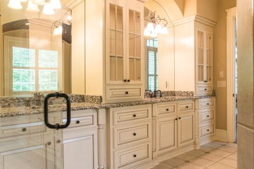 15 Bathroom Shower Designs to Complement White Marble