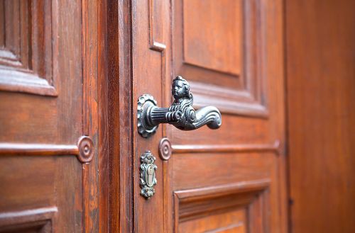 15 Antique Door Handles For a Classy and Rich Look
