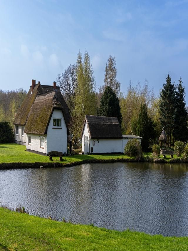 7 Simple Holiday Home Designs for a Comforting Retreat