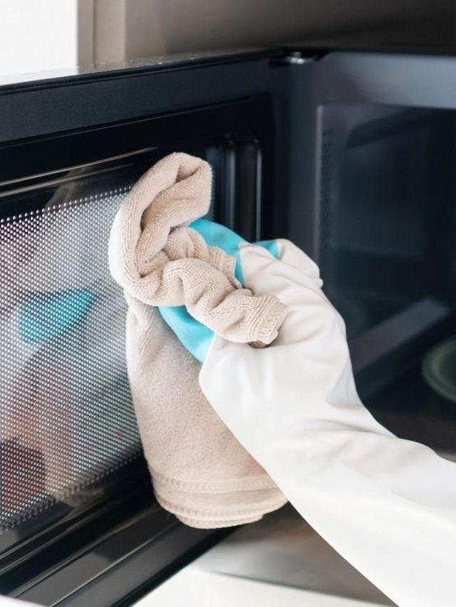 7 Quick Hacks on How to Clean Your Microwave From Inside