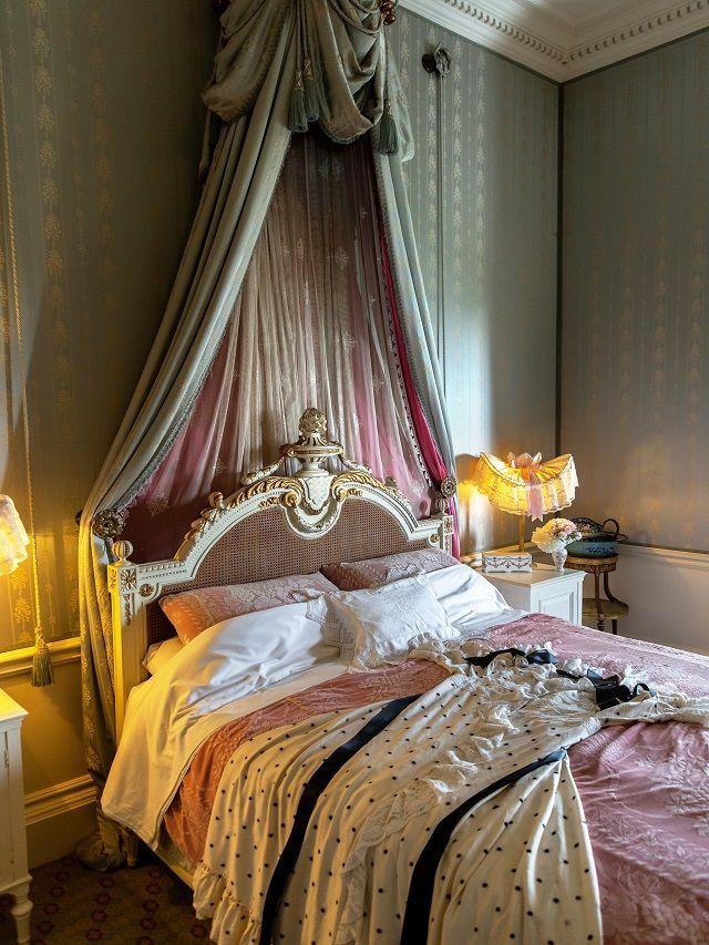 7 Victorian Bedroom Designs That Will Give Yours A Dreamy Look