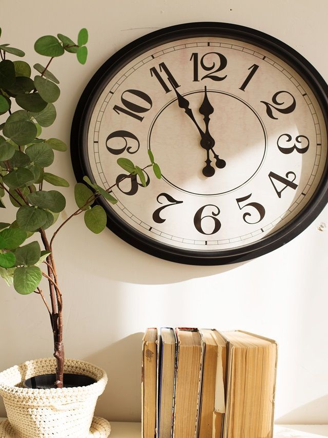 Invite Wealth with Vastu Placement of a Wall Clock at Home