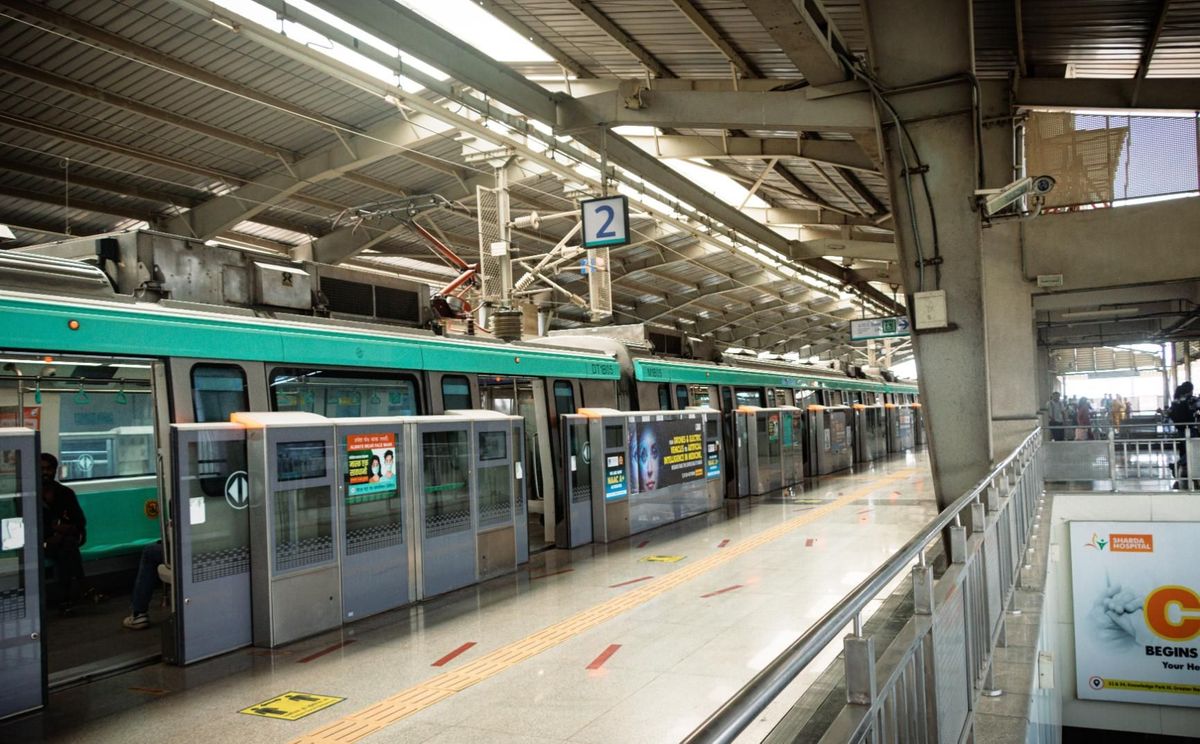 गोल्फ कोर्स मेट्रो स्टेशन नोएडा - दिल्ली मेट्रो की ब्लू लाइन पर