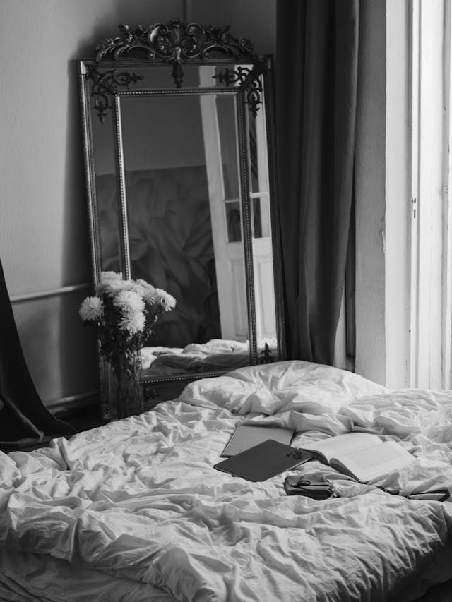 Vastu Tips For Bedroom Mirrors To Avoid Negative Energy From Entering