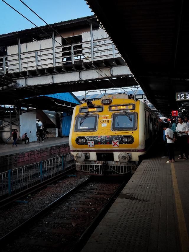 5 Key Facts About Harbour Line Mumbai
