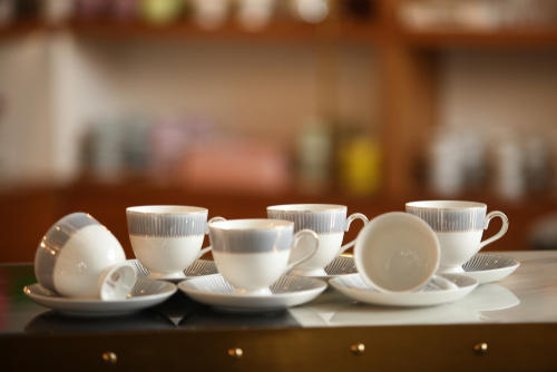 15 Dinner Set Design Ideas to Complement a Wooden Dining Table