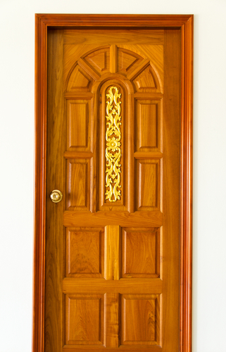 আপনার বাড়ির জন্য 20টি আশ্চর্যজনক কাঠ খোদাই দরজা ডিজাইন