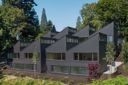 10 Sloping Roof Designs for Visual Appeal