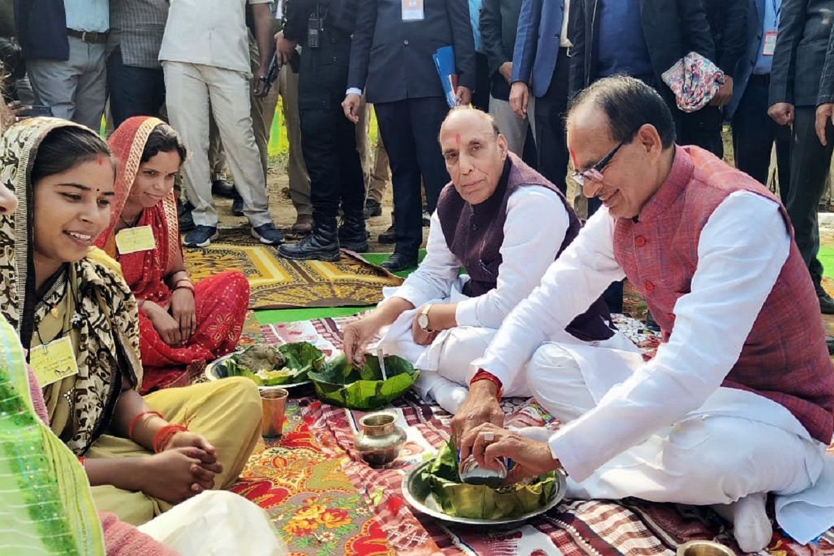 Rajnath Singh And Madhya Pradesh CM Distribute Land To Over 25K ...