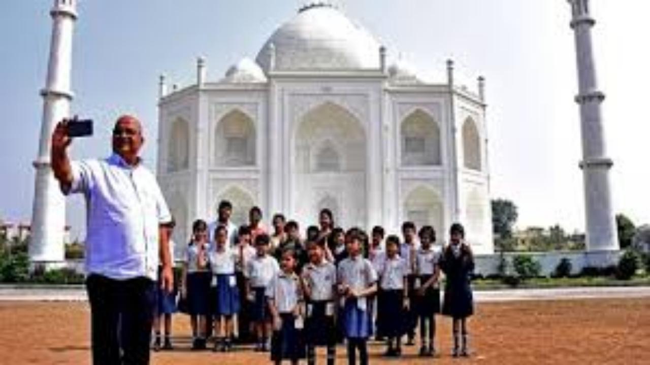 In Spotlight- Indian Man Builds Taj Mahal Replica for Wife