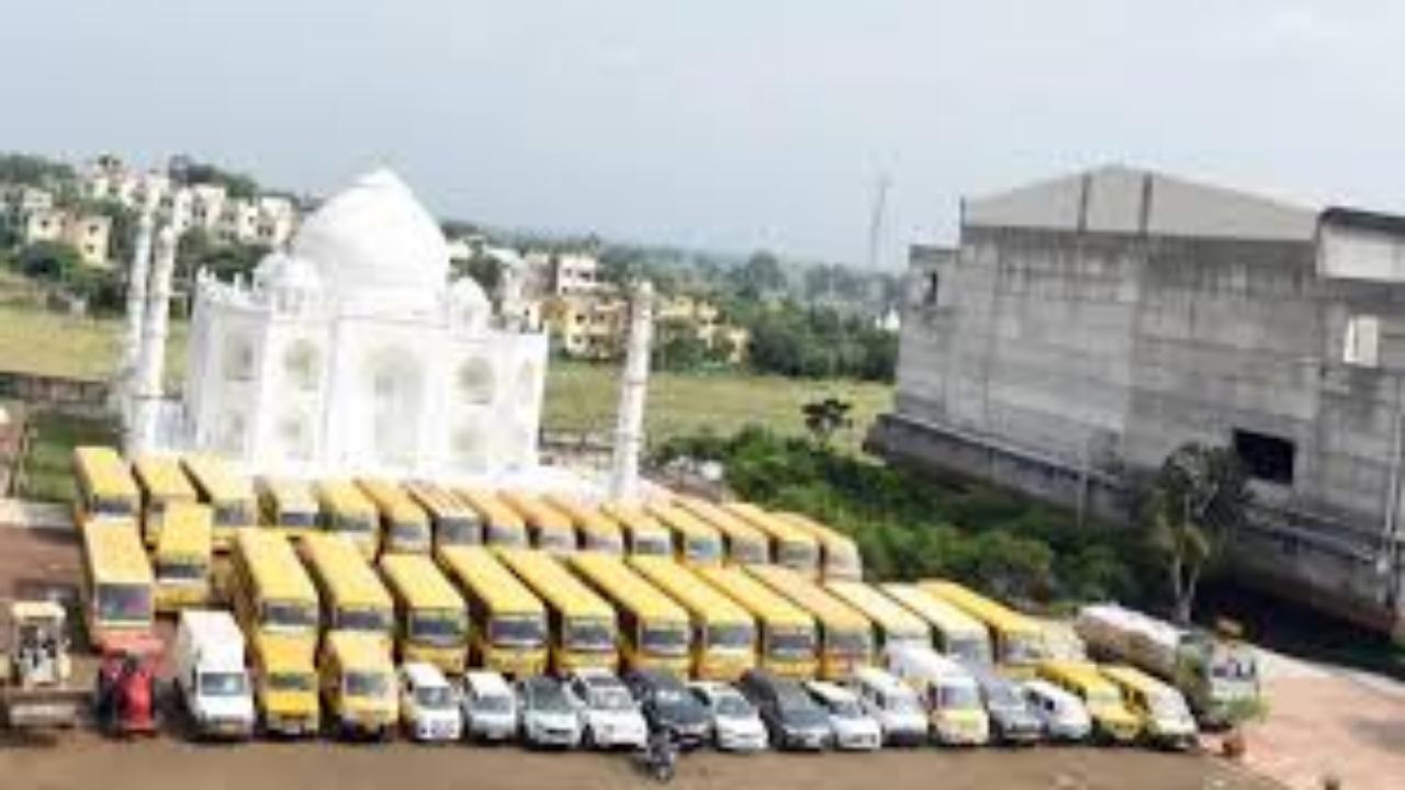 In Spotlight- Indian Man Builds Taj Mahal Replica for Wife
